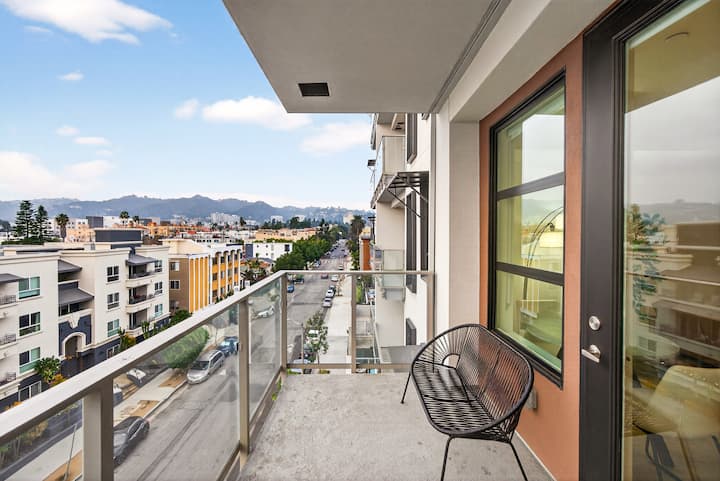 Pastel Skyline Views - Hollywood | Free Parking - Los Angeles, CA