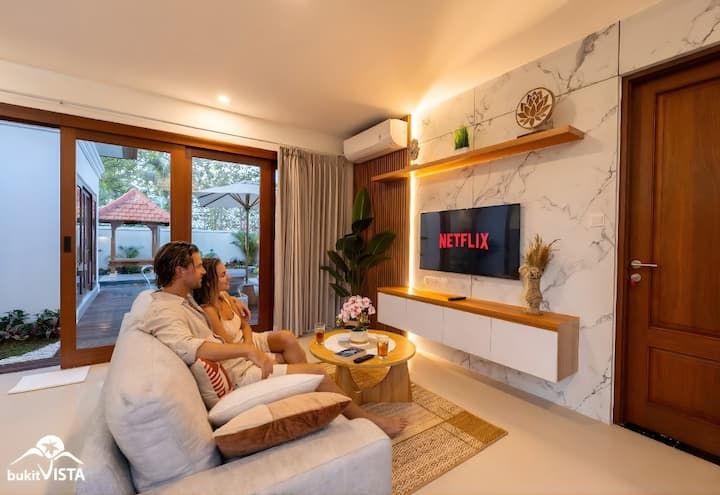 Poolside Surf Villa Near Dreamland & Bingin Beach - Bali