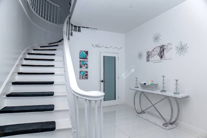 Grand View Beachfront Villa | Sleeps 12 - Nassau