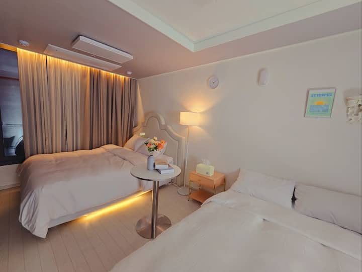 *합법*동성로역세권  퀸배드2개  중앙로역.종로.교동 /관광중심지/광초고속 500메가 - Daegu