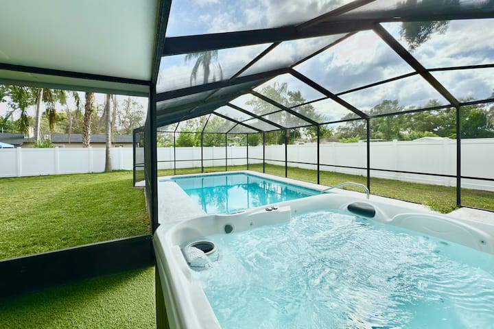 Big Beautiful Luxury Modern Pool Home & Hot Tub! - Tampa Airport (TPA)