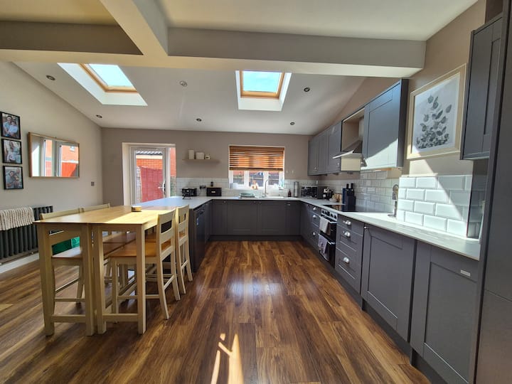 Location! Lovely Family Home. - Melksham