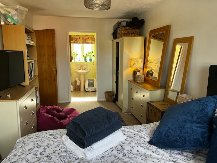 Relaxed & Welcoming Double En-suite In My Home - Llanelli