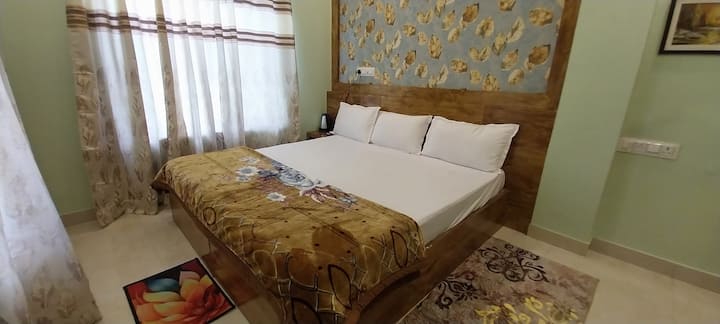 Sthanvi Stay Ac Luxury Room With Balcony Terrace - Ujjain