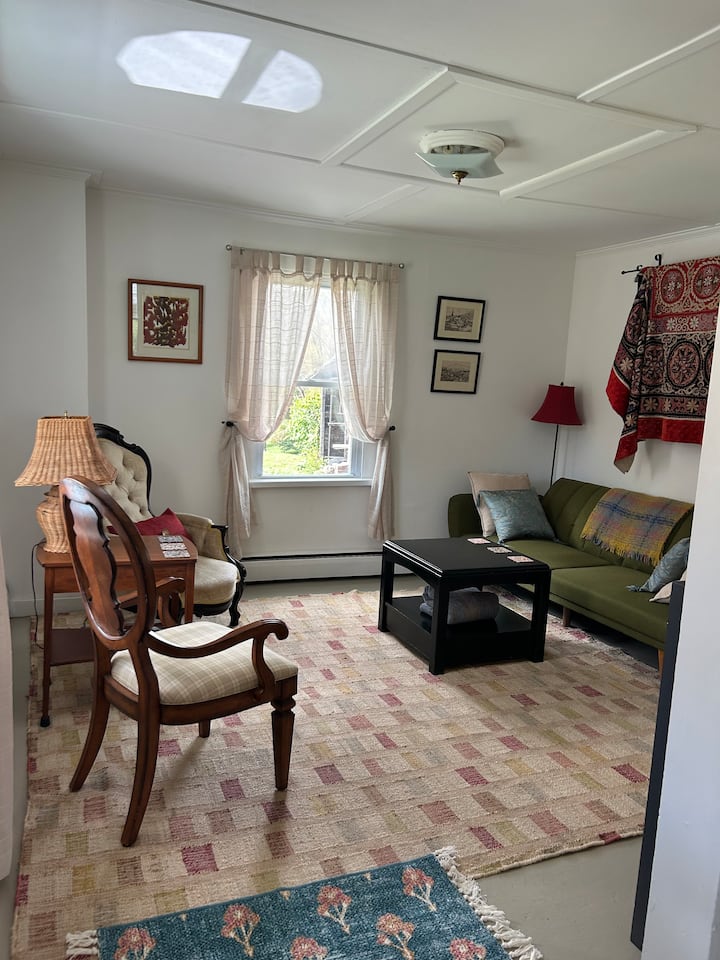 The Carriage House:
Spotless, Charming
2 Bedroom - Pontoosuc Lake, MA