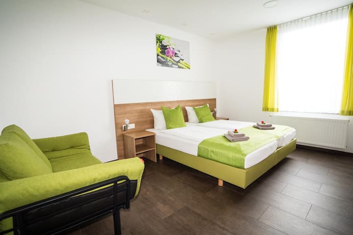 Großzügiges Zimmer Im B&b Outlet Hotel - Dettingen an der Erms