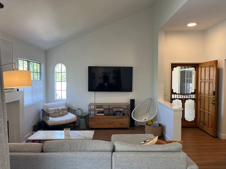 Charming Oasis With Pool. Close To It All! - Vista, CA