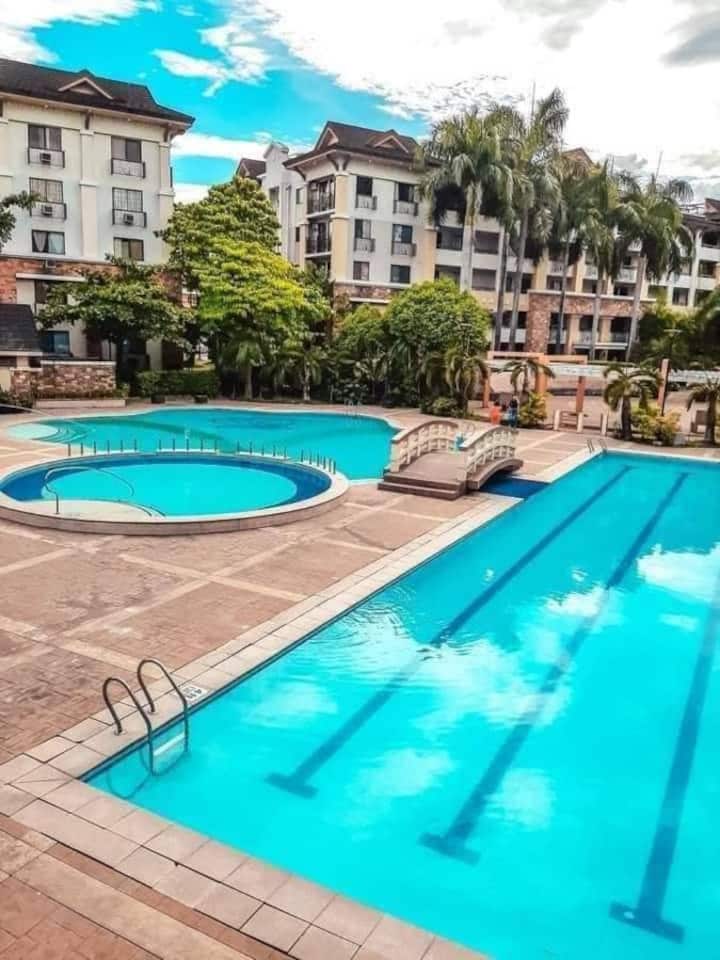 Cozy Staycation Near Ortigas/free Pool, W/ Balcony - Cainta