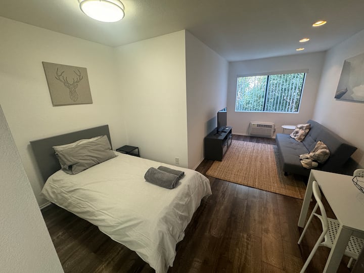 Great Studio W/parking,pool,gym! - West Hollywood, CA