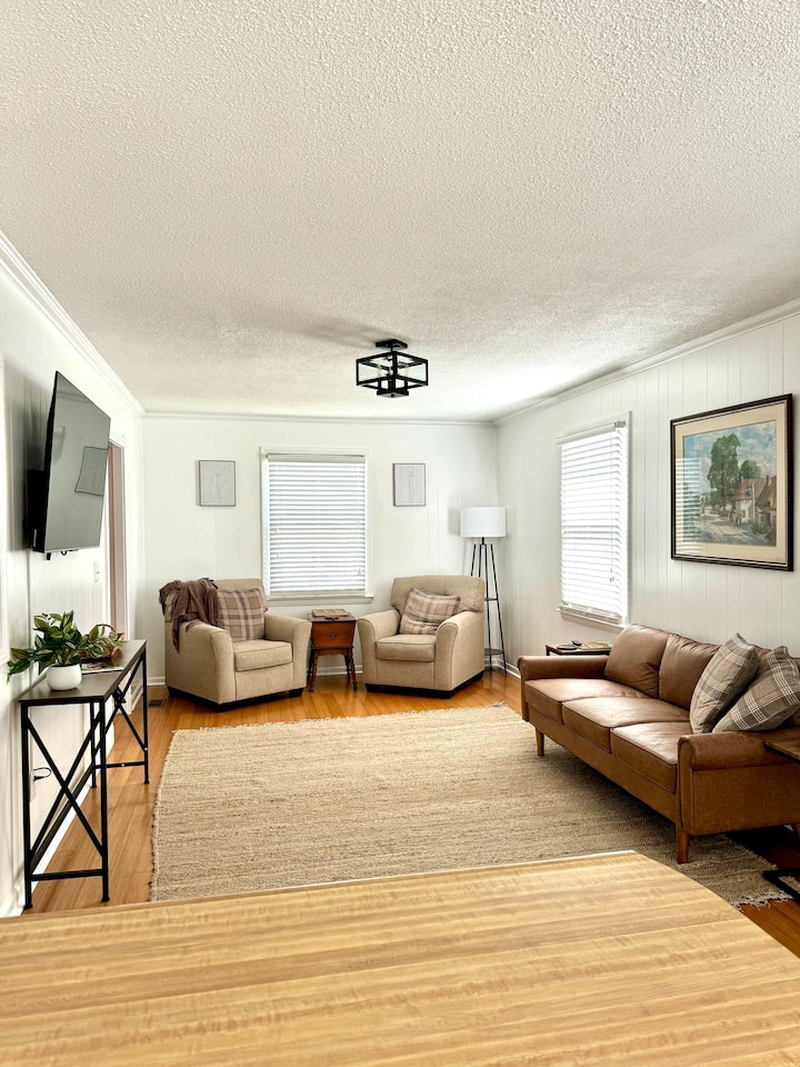E-town Downtown Cottage
3 Bdrm 1.5 Bath - Elizabethtown, KY