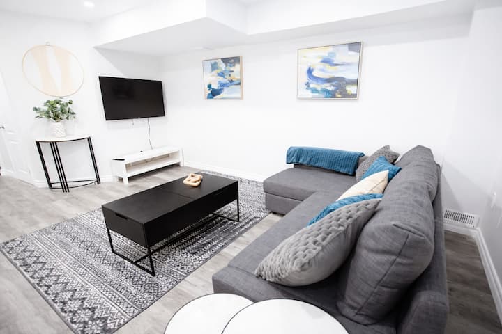 Modern 2br Retreat Near Pearson Airport + Parking - Centennial Park