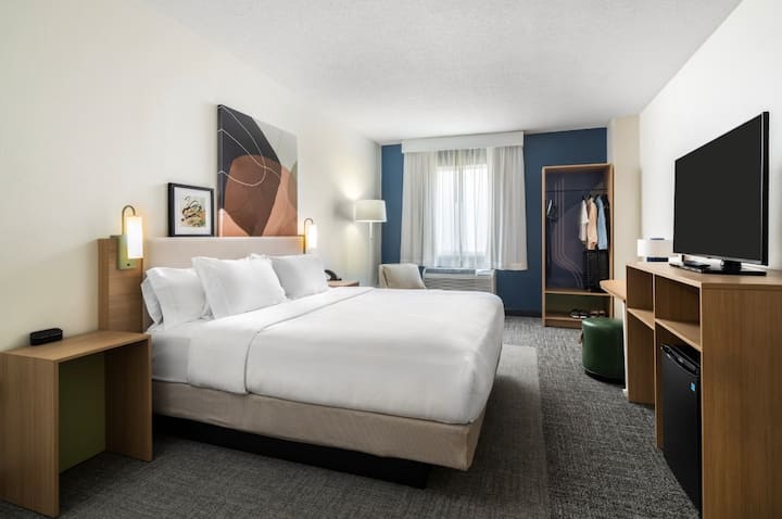 Redlands 1 King Room W/ Breakfast & Parking - Redlands, CA