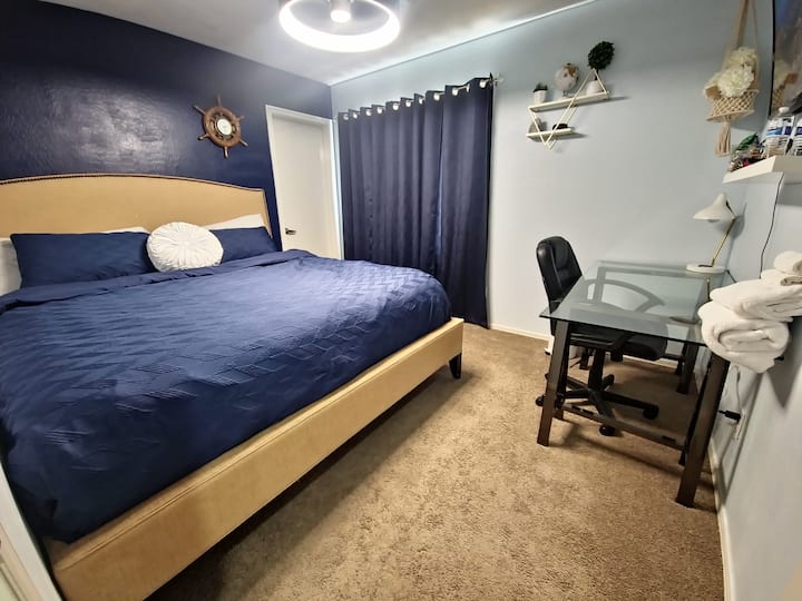 King Bed, Shared Bathroom, Kitchen And Living - Peoria, AZ