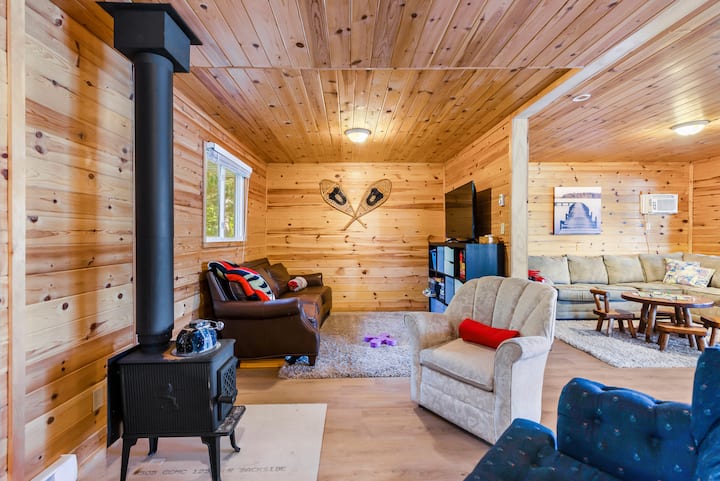 Large Lakefront Retreat W/ Sauna, Hot Tub & Beach! - Greater Sudbury