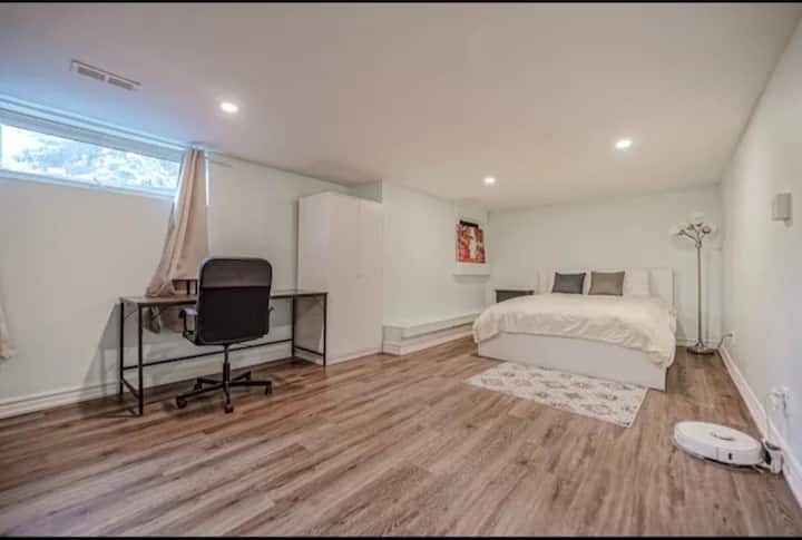 Cheerful Two Cozy Basement Bedrooms Free Parking - マーカム