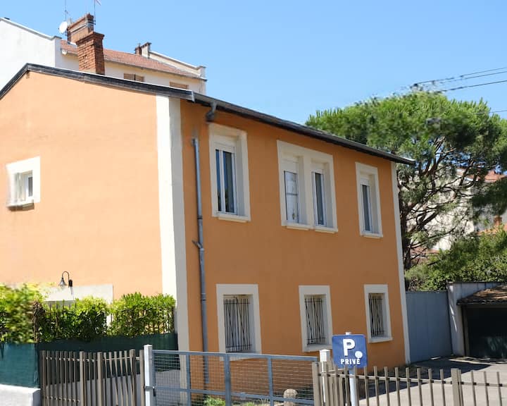 Groupe 12 Personnes, 5 Chambres, 3 Sdb, 2 Cuisines - Lyon