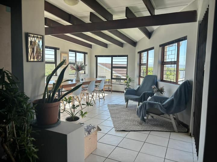 Charming Retreat: Pride Of India - Jeffreys Bay