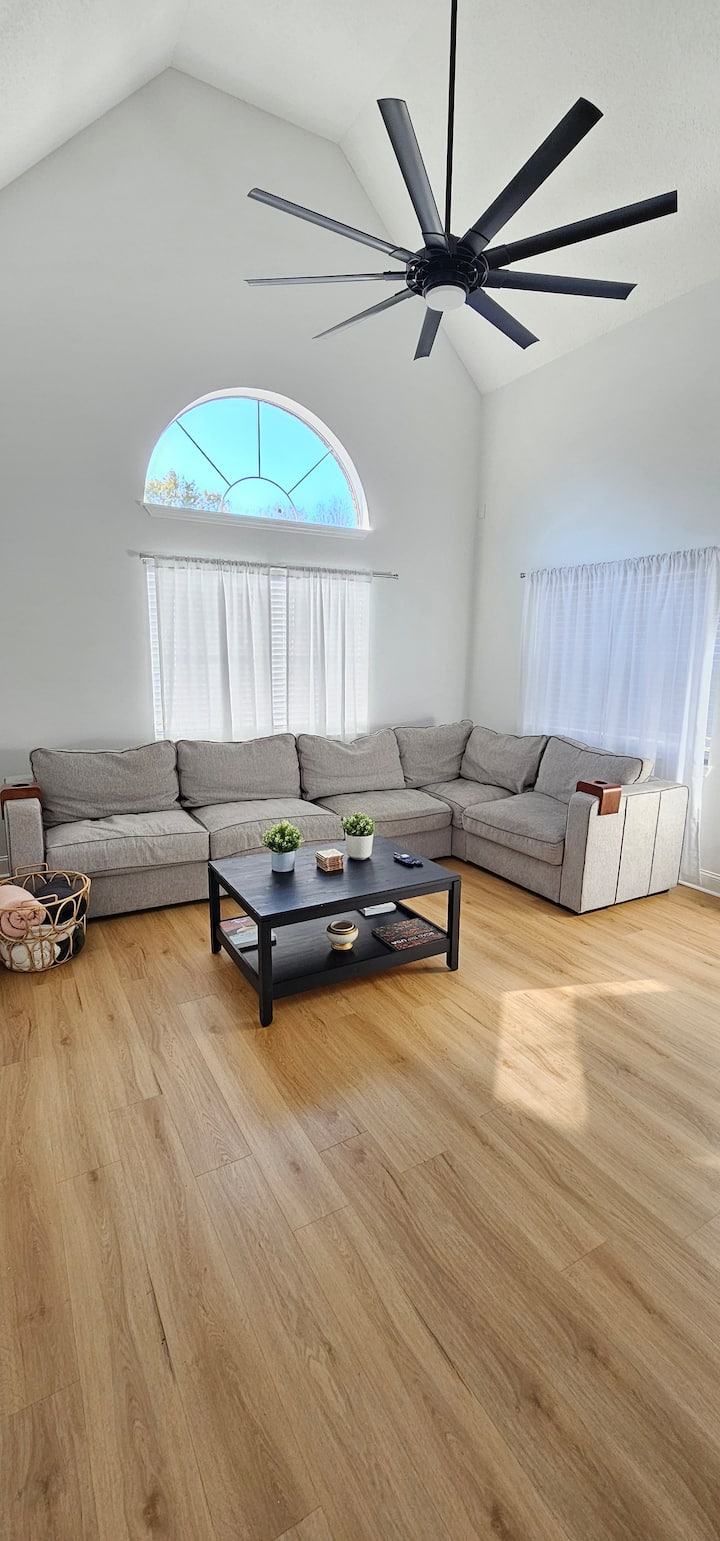 Townside Retreat Near Lakepoint With 3 King Beds - Cartersville, GA