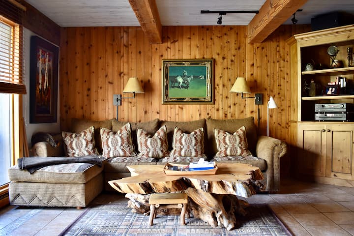 4-bedroom Riverside Aspen Condo - Aspen, CO