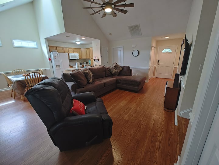 Spring Into Comfort, Work & Play | 3br Full Home - 新伯爾尼