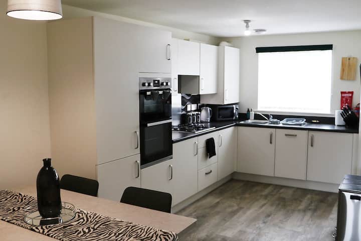 Spacious 3-bed | Driveway Parking | Vat Included - Stafford, UK