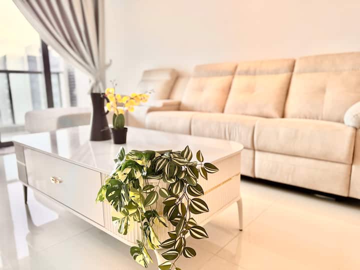 R&f Seine Region Horizon Suite (Topfloor @ Lv49) - Woodlands