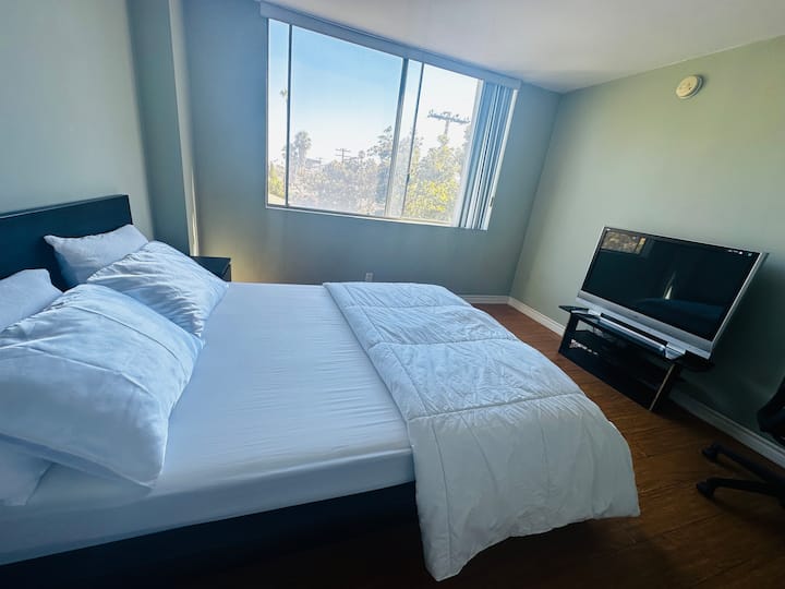 Private Room And Bathroom In Apt - Los Angeles, CA
