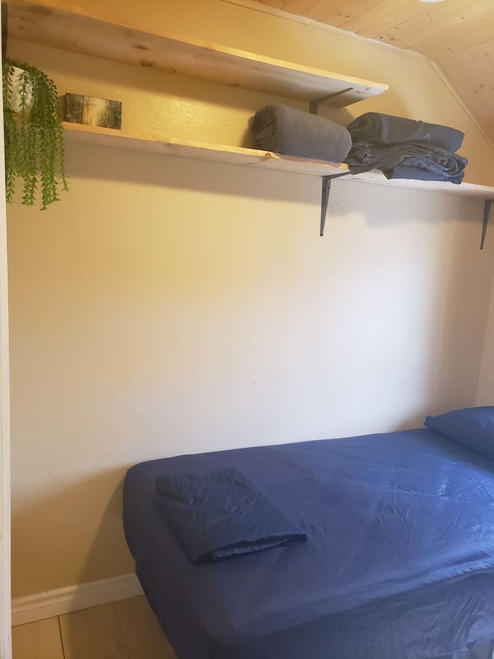 Tiny & Cozy Cabin-style Bedroom - Paradise
