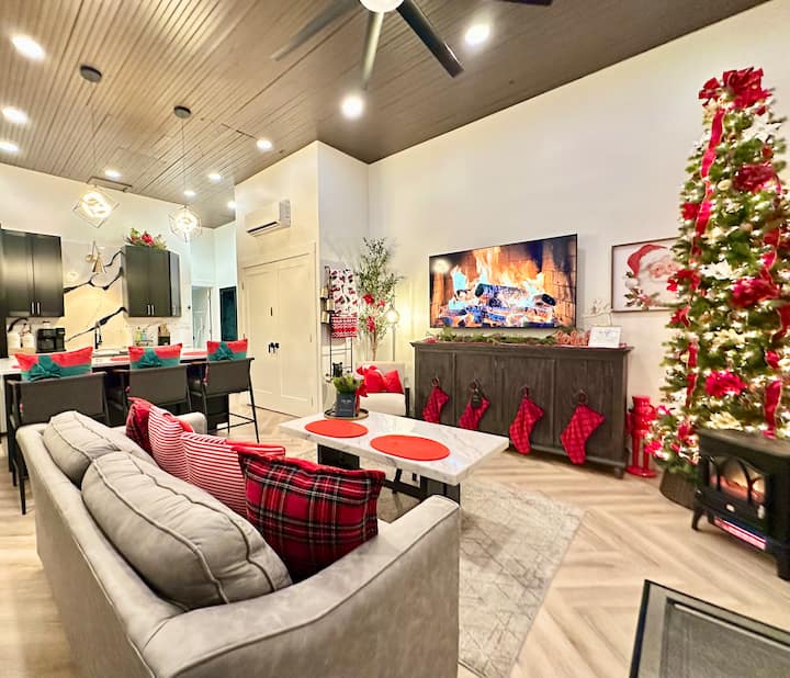 Luxe Little Cabin W/ Firepit - 3rd Night Free! - United States