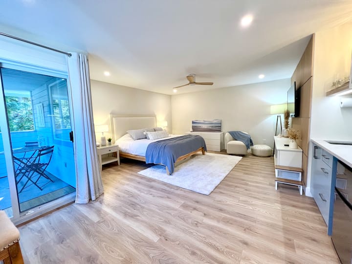 Low Tide Suite: Spacious Seaside Suite W/ King Bed - Parksville