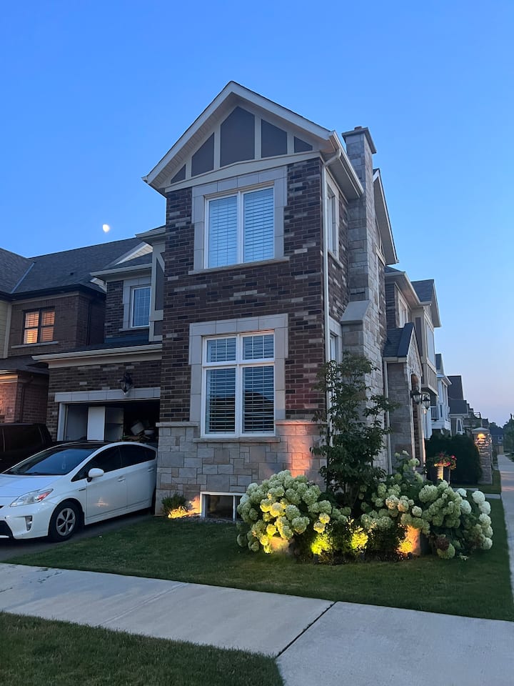 Separate Full Basement Apartment - Oakville