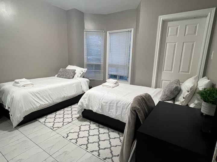 Private Bedroom For 2 - Room 1 (Floor 2) - Mississauga