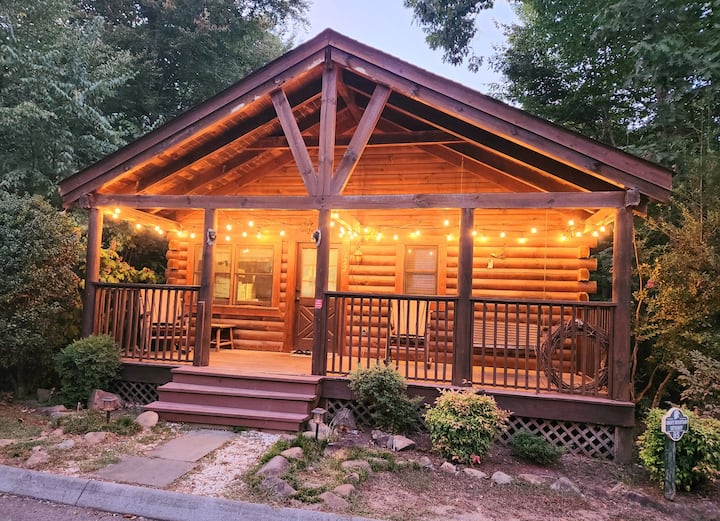 Cozy Cabin 1m>pkwy,hottub,arcades,grill,fireplace! - Pigeon Forge, TN