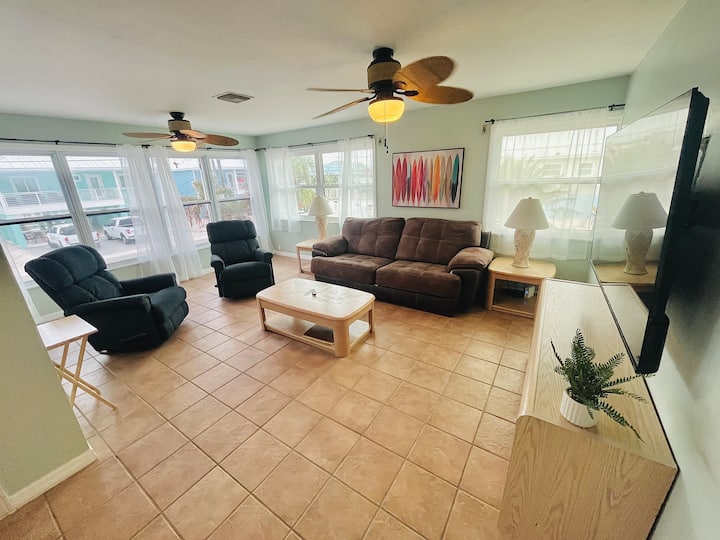 Downtown 3rd Street Retreat Lookout—steps To Beach - Fort Myers Beach, FL