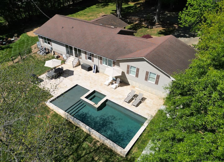 Carolina Cove -Pool/spa, Flat Yard, Amazing Views! - Lake Norman State Park, Troutman