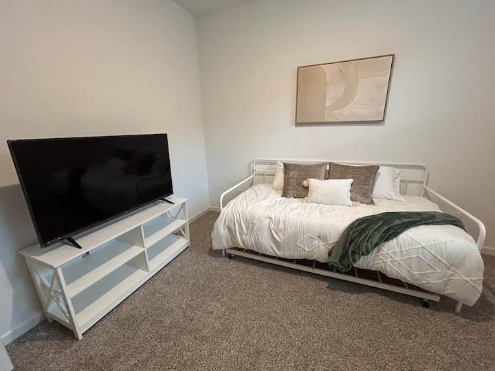 Cute, Comfy And Cozy Oasis - Queen Creek, AZ