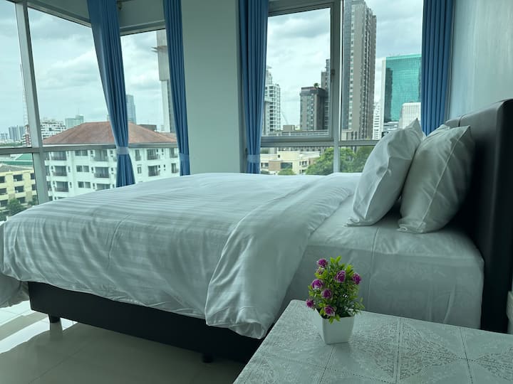 Spacious 2 Br At Ari Bts, Phayathai -8 Fl Building - Bangkok