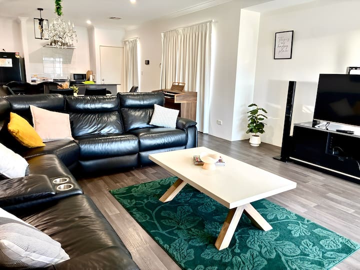 The Serene Oasis Of Hilbert-spacious 4bedroom Home - Perth