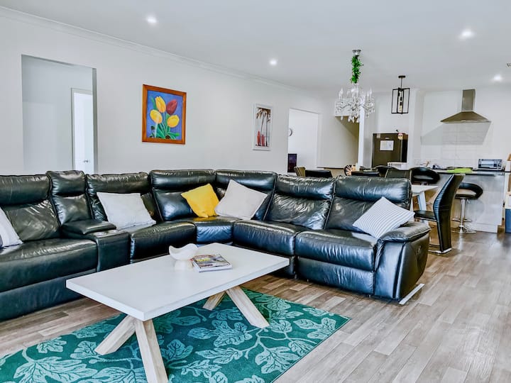 The Serene Oasis Of Hilbert-spacious 4bedroom Home - Hilbert