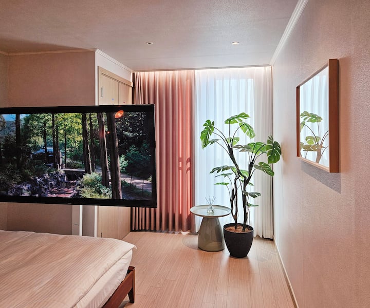 [호매실,최대10인]빅테이블아늑한4r5b, 로보락,75인치tv,빔,버스1분,공원3분 - 화산동