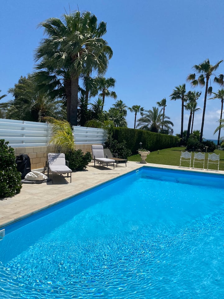 Villa On The First Line - Перволия