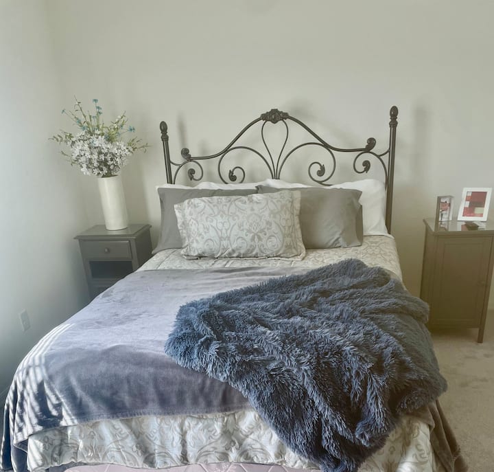 Beautiful Spacious Home/ One Queen Room - Palm Coast, FL