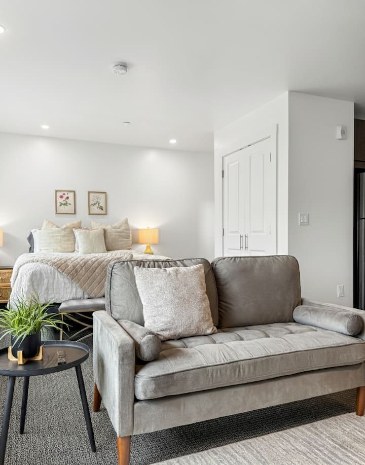 *New Superior Queen Suite|salem+peabody|parking - Lynn