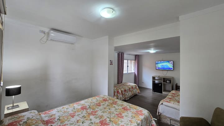 Familiar, En El Centro Mismo, Desayuno Incluido - Puerto Iguazú