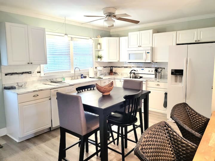 Surfside Beach Airy Townhouse - Surfside Beach, SC