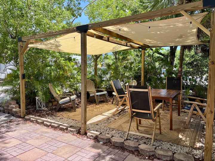 Camper In Rv Park In The Keys- Tiki Breezy - Florida Keys, FL