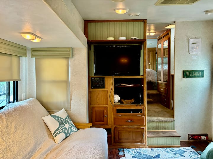 Camper In Rv Park In The Keys- Tiki Breezy - Big Pine Key, FL