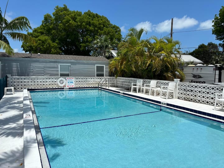 Camper In Rv Park In The Keys- Tiki Breezy - Big Pine Key, FL