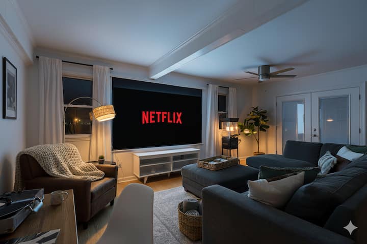 Movie Room + Pool Table + Covered Sunroom, 4b! - Raleigh