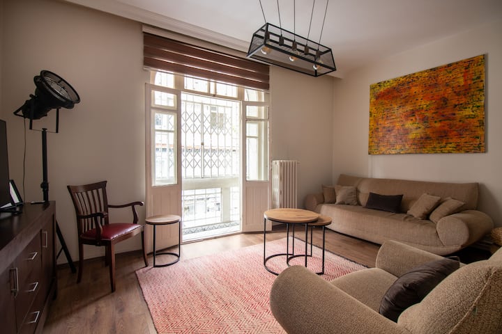 Historic & Cozy 2br Nisantasi Flat W High Ceilings - Şişli
